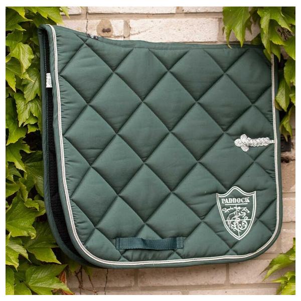 馬場鞍専用のゼッケンふんわりとしたソフトな生地感にダイヤモンド型のパッドのクラシックバージョンが登場。サドルパッド周囲のバインディングと同色のミニテールブレードが付いています。バッジや刺繍、テールブレードなどディテールにこだわりがあり馬場馬...