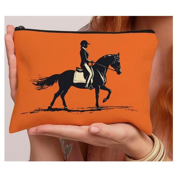シックなDressage・馬場運動のイラストです。落ち着いたオレンジカラーです。縦横幅もあり化粧品や小旅行の小物入れにも便利です。マチはついていません。弊社おまかせ便のみ一般郵便発送なので送料は￥200です。(ご注文後の金額訂正です)