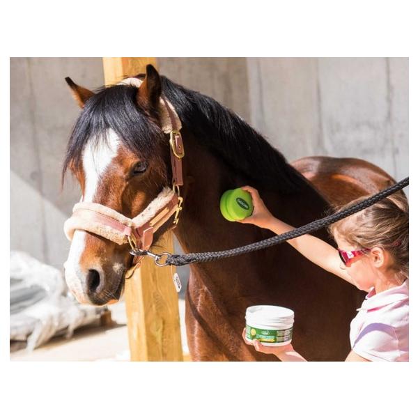 夏の必需品！馬に優しい、馬体用の天然虫よけジェル塗るタイプなので神経質な馬やスプレーを怖がる馬に最適です。ペパーミントやレモンユーカリなどの天然成分の フレッシュで濃厚な香りが特徴で、馬の肌に優しいです。スプレーが苦手な馬にも効果的で、デリ...