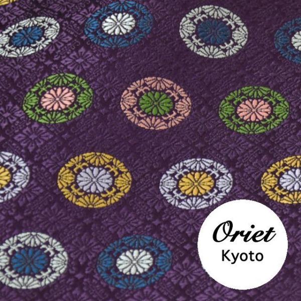 たて糸・横糸ともに正絹を使用した、Oriet Kyotoオリジナル金襴生地。ハサミを入れた時の感じは絹独特のものでとても通りがよく、また生地の厚みが少なくしなやかで繊細な織物です。地には、地色と同系色の小葵(こあおい)文様を浮かせて織り込み...