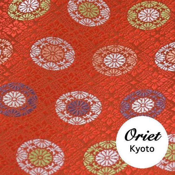たて糸・横糸ともに正絹（しょうけん）を使用した、Oriet Kyotoオリジナル金襴生地。ハサミを入れた時の感じは絹独特のものでとても通りがよく、また生地の厚みが少なくしなやかで繊細な織物です。地には有職柄の小葵（こあおい）文様を浮かせて織...