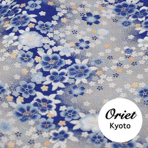 ほんのり薄いグレーの地色に、ブルーを流水調に流した美しい金襴生地。大小の桜や牡丹を散りばめているのでどこで裁ってもソツのない柄ゆきです。帯や和小物、人形衣装などの手芸布、インテリアファブリックなどにお役立て下さい。しっかり感があるのでバッグ...