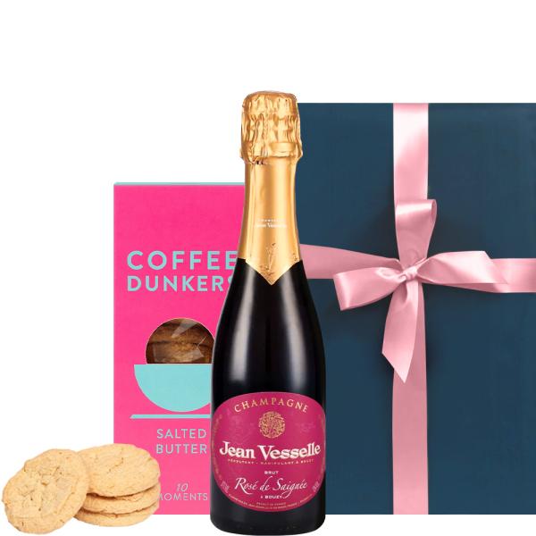 【発売日：2022年04月01日】●ギフトのおすすめポイント鮮やかなピンク色が印象的なロゼシャンパンと、英国のクッキーのギフトセット♪ハートのデザインが可愛らしい女性への贈り物にぴったりなギフトです。お祝い、お返しなどの贈りものに幅広くご利...
