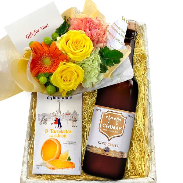 【発売日：2022年04月27日】華やかな黄色を基調としたお花と、大瓶ビール・スイーツの贈り物。●ビール（大瓶 750ml）「シメイ ホワイト サンク サン」オレンジがかった濃いゴールド。シメイ・ホワイトは、シメイシリーズの中で最も苦みが強...