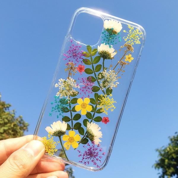 押し花をレジンでコーティングしたケースです[ご注意]本物の花を使用しているため、一つ一つの色、形、大きさ、位置、数などは若干異なりますが、雰囲気が大きく変わらないように制作致します。世界にひとつのあなただけのスマホケースをお楽しみください。...