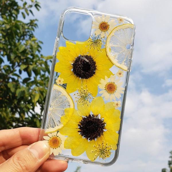 押し花をレジンでコーティングしたケースです[ご注意]本物の花を使用しているため、一つ一つの色、形、大きさ、位置、数などは若干異なりますが、雰囲気が大きく変わらないように制作致します。世界にひとつのあなただけのスマホケースをお楽しみください。...