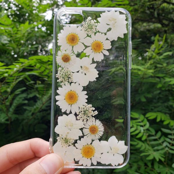 押し花をレジンでコーティングしたケースです[ご注意]本物の花を使用しているため、一つ一つの色、形、大きさ、位置、数などは若干異なりますが、雰囲気が大きく変わらないように制作致します。世界にひとつのあなただけのスマホケースをお楽しみください。...