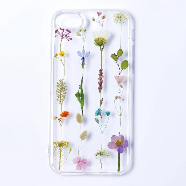押し花をレジンでコーティングしたケースです[ご注意]本物の花を使用しているため、一つ一つの色、形、大きさ、位置、数などは若干異なりますが、雰囲気が大きく変わらないように制作致します。世界にひとつのあなただけのスマホケースをお楽しみください。...