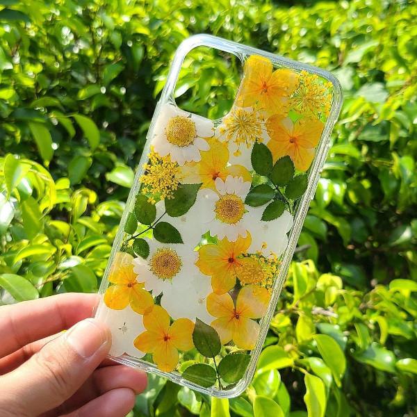 押し花をレジンでコーティングしたケースです[ご注意]本物の花を使用しているため、一つ一つの色、形、大きさ、位置、数などは若干異なりますが、雰囲気が大きく変わらないように制作致します。世界にひとつのあなただけのスマホケースをお楽しみください。...