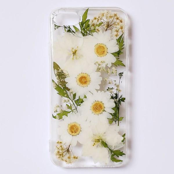 押し花をレジンでコーティングしたケースです[ご注意]本物の花を使用しているため、一つ一つの色、形、大きさ、位置、数などは若干異なりますが、雰囲気が大きく変わらないように制作致します。世界にひとつのあなただけのスマホケースをお楽しみください。...