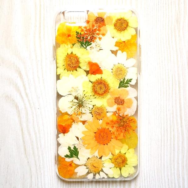 押し花をレジンでコーティングしたケースです[ご注意]本物の花を使用しているため、一つ一つの色、形、大きさ、位置、数などは若干異なりますが、雰囲気が大きく変わらないように制作致します。世界にひとつのあなただけのスマホケースをお楽しみください。...