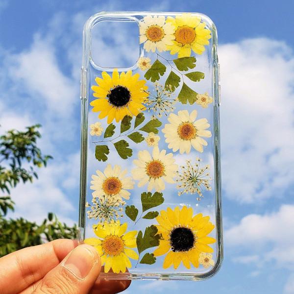 押し花をレジンでコーティングしたケースです[ご注意]本物の花を使用しているため、一つ一つの色、形、大きさ、位置、数などは若干異なりますが、雰囲気が大きく変わらないように制作致します。世界にひとつのあなただけのスマホケースをお楽しみください。...