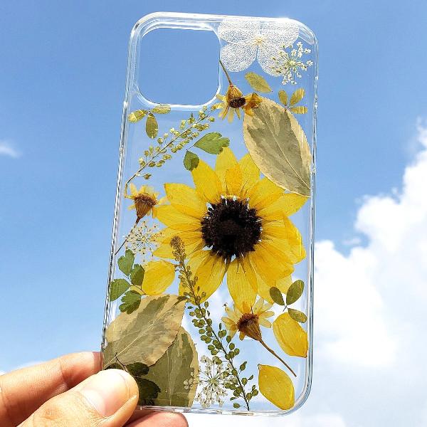 押し花をレジンでコーティングしたケースです[ご注意]本物の花を使用しているため、一つ一つの色、形、大きさ、位置、数などは若干異なりますが、雰囲気が大きく変わらないように制作致します。世界にひとつのあなただけのスマホケースをお楽しみください。...