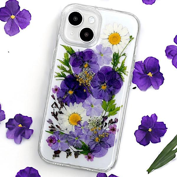 押し花をレジンでコーティングしたケースです[ご注意]本物の花を使用しているため、一つ一つの色、形、大きさ、位置、数などは若干異なりますが、雰囲気が大きく変わらないように制作致します。世界にひとつのあなただけのスマホケースをお楽しみください。...