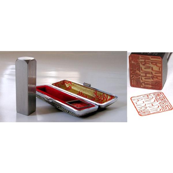 １．まず最初に「印影サンプル」を製作してお送りします。２．チタンの表面処理をご確認ください→ナシ地オリジナル加工・手仕上げ３．「クボミ加工」の有無をご確認ください。(以下全て無料です)４．陽極酸化の着色の有無をご確認ください。５．印鑑ケース...