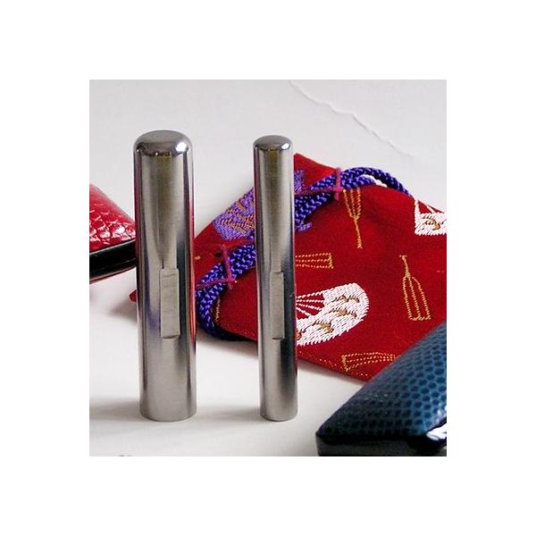 １．まず最初に「印影サンプル」を製作してお送りします。２．チタンの表面処理をご確認ください→　特殊研磨(オリジナル)加工・最終手仕上げ３．「クボミ加工」の有無をご確認ください。(以下全て無料です)４．陽極酸化の着色の有無をご確認ください。５...