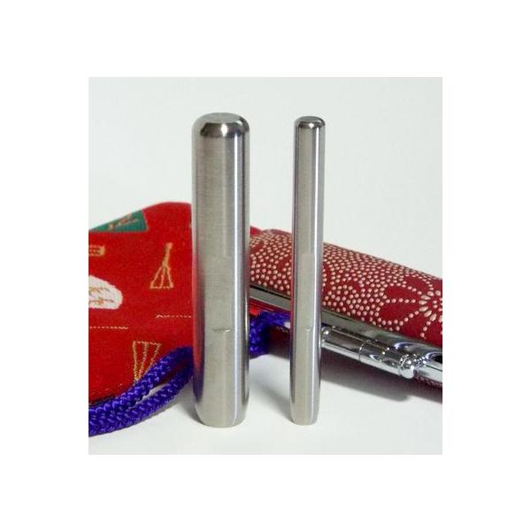 １．まず最初に「印影サンプル」を製作してお送りします。２．チタンの表面処理をご確認ください→　特殊研磨(オリジナル)加工・最終手仕上げ３．「クボミ加工」の有無をご確認ください。(以下全て無料です)４．陽極酸化の着色の有無をご確認ください。５...