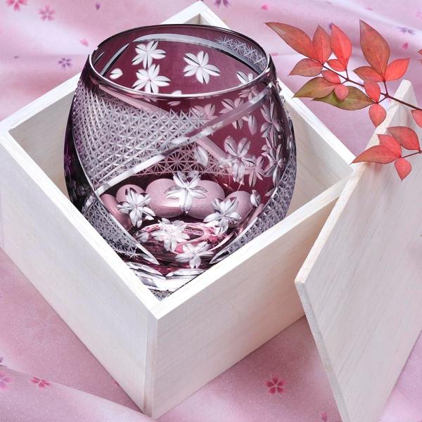 名入れ ギフト SXX 切子 丸型ロックグラス 日本伝統紋様 菊繋 川桜 紫 木箱入り / プレゼント ギフト 退職 記念 誕生日 古希 喜寿 長寿 祝い 70歳 77歳 パープル人気の丸型のロックグラスに　日本人の心に魅了される桜風のデザ...