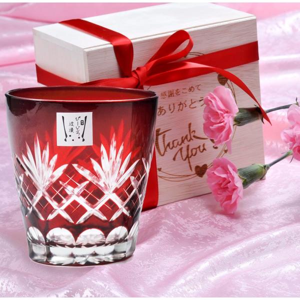 【発売日：2014年02月27日】上部に文字をいれることができます。彫った面は素材のガラスがでて白くはっきりとした表現をします。■切子グラス　単品　木箱入り■カラー：赤 OR 黒から選べます■サイズ：口径 90 ｍｍｘ高さ 90 mm■容量...