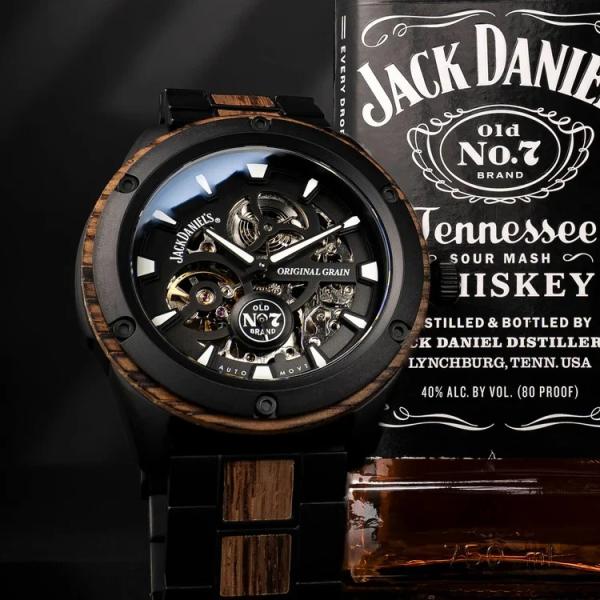 【発売日：2026年05月31日】商品名： Rugged Automatic 44mm - ORIGINAL GRAIN × JACK DANIEL'S商品詳細：● ジャックダニエル チャードウイスキー樽｜チャコール｜ライムストーン● スチ...