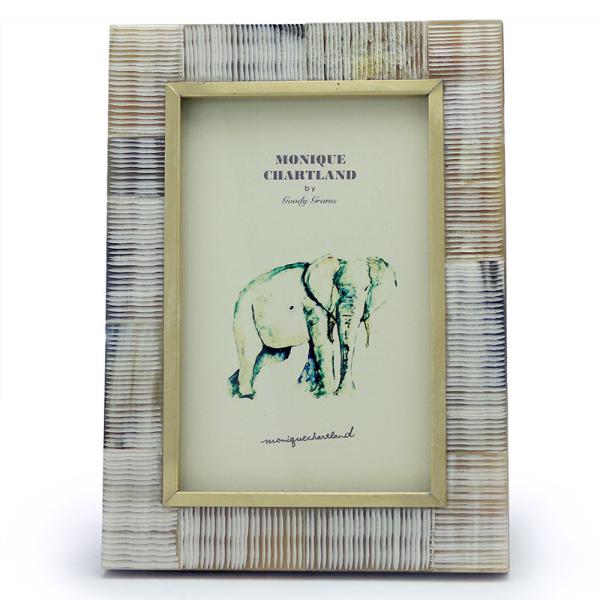 人気シリーズ プレゼントにもおすすめなおしゃれ写真立て♪goody grams グッディグラムス ボーン フォトフレーム 写真立ては、インドの民芸品として伝わる動物の骨のフォトフレームです。角から作られたフレーム。一本一本の角が持つ自然な美...