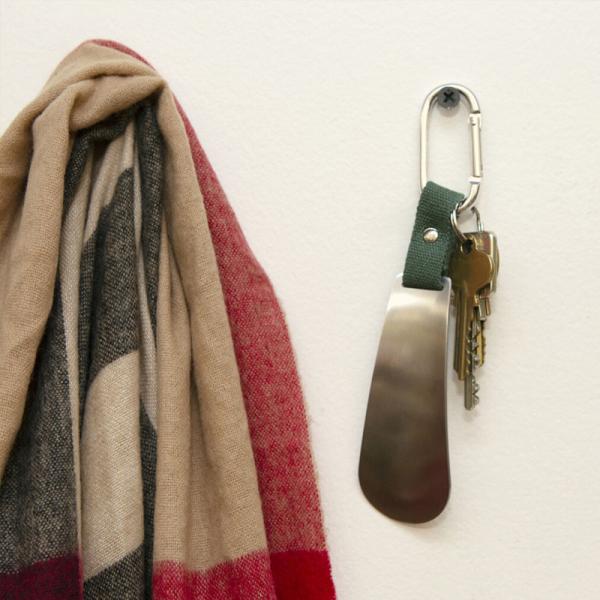 外出先や出張時に役立つ持ち運びできる靴べら♪Kikkerland キッカーランド クリッパブル シューホーンは、カラビナでバッグに付けて持ち歩くことのできる靴べらです。外出先や出張、旅行の時に役立つミニサイズの靴ベラです。おしゃれなファッシ...