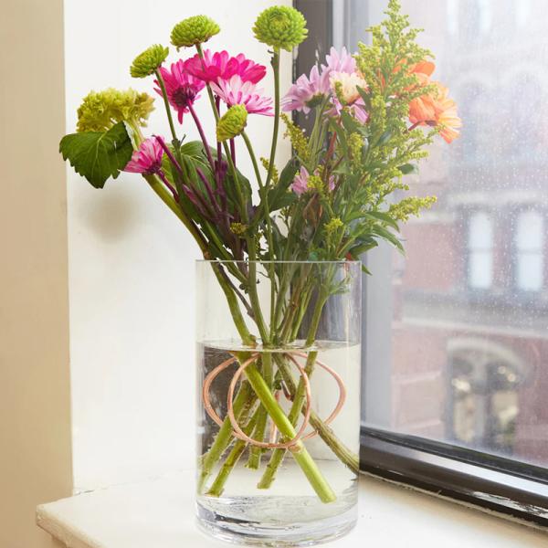 お花をおしゃれに生けることができる生け花用品♪Kikkerland キッカーランド コッパー フラワーフロッグは、花を挿すことで生け花のようにアレンジを楽しむことができるフラワーホルダーです。<br>銅は花を長持ちさせることでも...