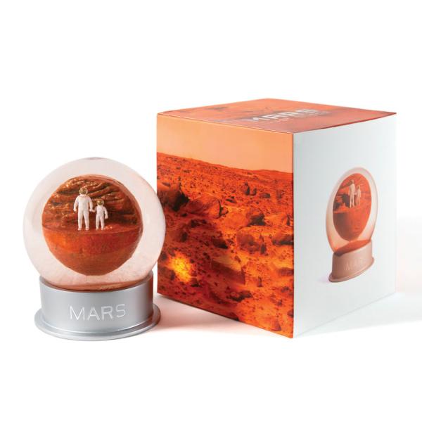 宇宙に思いを馳せる高級感がある大人のスノードーム♪マーズ ダスト グローブは、実際存在するオリンポス山やマリネリス峡谷が再現されているマーズダストグローブです。異星に降り立った親子、そこで見たのは希望かそれとも…。美しく舞う粒子が火星の砂嵐...