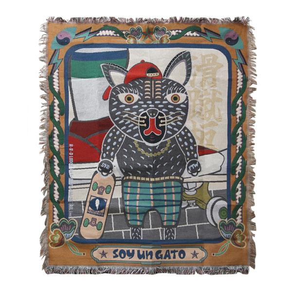 人気シリーズの大判ブランケットにスケートボードを持った猫が登場♪スローケットとは一般的なブランケットよりも大判のものを指します。肩からすっぽり体を包めるサイズ感なので寒い季節にもあったか。 ひざ掛けとしても使用はもちろん、ソファやベッドに掛...