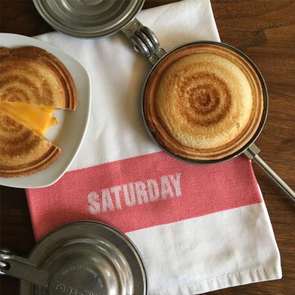 中身を漏らすことなく作れるおしゃれなホットサンドメーカー♪Toas-Tite Pie Iron トースタイト パイ アイアンは、熱伝導率の高い丸型のアルミ鋳造を使用し1、2分で様々なレシピのホットサンドを作ることができるホットサンドメーカー...