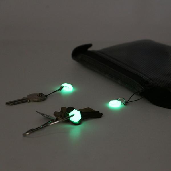 驚くほどよく光るミニ蓄光タグ 5点セット♪UGM ミニマーカー 5個セットは、太陽光、スマートフォンのライト等様々な光源から蓄光することができるミニマーカー5個セットです。一般的な蓄光材の発光時間は長くても12時間程度ですが、このアイテムは...