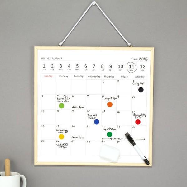 簡単にスケジュール管理ができるカレンダーボード♪Kikkerland ホワイトボードカレンダーは、マンスリーホワイトボードです。ディスプレイスタンド、ペン、マグネット付き。壁や冷蔵庫に掛けたり、スタンドにして棚の台の上に置く事もできます。コ...