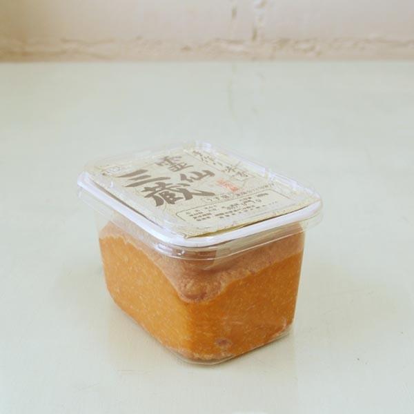 　　　平成の名水百選に選ばれた醒井、居醒の清水を使用している醤油屋喜代治商店の昔ながらの味噌。地元、伊吹の大豆と滋賀県産のうるち米で仕込み、約半年寝かしています。塩分控えめ、豊かな風味がおいしい。防腐剤を一切使用しておらず、体に優しい味噌は...