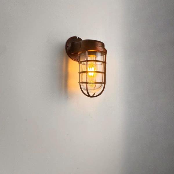 船舶の灯り 　 厚いガラスのグローブに、 真鍮製のカバーが付いたランプ。 過酷な環境に耐えるよう設計された頑丈なつくりの船舶照明です。 存在感がありながらも、主張しすぎないすっきりとした細身のフォルムがスタイリッシュな印象です。 真鍮カバー...