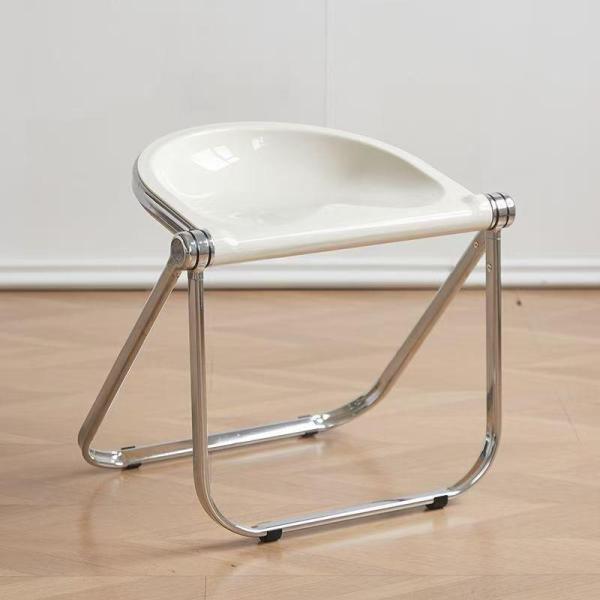 安全で快適： チェアの足には滑り止めのゴムパッドが付いており、安心してご利用いただけます。屋外のダイニングを一新： モダンでスタイリッシュなアクリル製の折りたたみダイニングチェアは、パティオやビストロ、レストランなどの屋外スペースを格上げし...