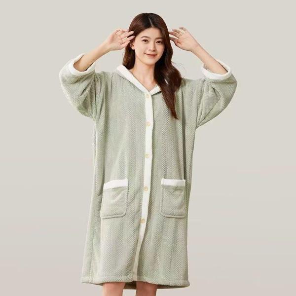 【お風呂上がりにはこれ一枚で完結】サッと羽織れて全身の水分をしっかり吸収します。湯冷めすること無くお子様のお世話も出来て、忙しいお母さんにもピッタリ♪【ボタン開閉タイプ】通常のバスローブと違い紐の代わりにボタンを使用しているので腰紐をなくす...