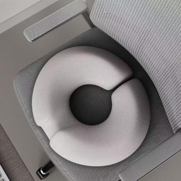 ■商品詳細・身体の土台である「骨盤」に歪みがあると血流が悪くなったり、筋肉のバランスが 崩れ、スタイルの崩れや痩せにくい身体になっていくだけでなく、様々な症状を 起こす原因となります!・円座クッションを使用するによって体重が分散、 座骨への...