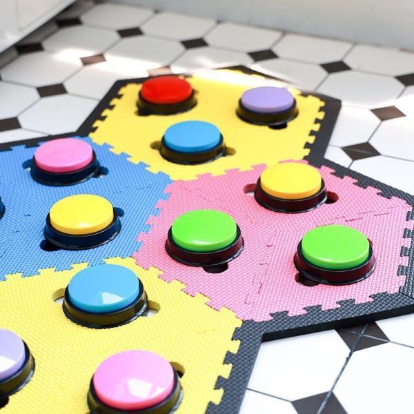 長押しすると自分の声を録音できます。インタラクティブな玩具としても使えます。語学教育玩具としても使えます。それはLED機能を備えた完璧な録音可能な通話ボタンです。家族、会社、友人の間の蓄音機として使用できます。