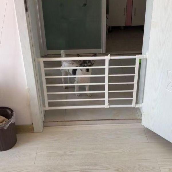 【新しいデザイン】伸縮式ドッグゲート、開閉が簡単、取り付けが簡単。あらゆるサイズに適しており、取り付けの手間を省きます。【材質&amp;amp;amp;amp;amp;amp;amp;安全】ABSプラスチック+チタン鋼、優れた腐食防止と耐荷...