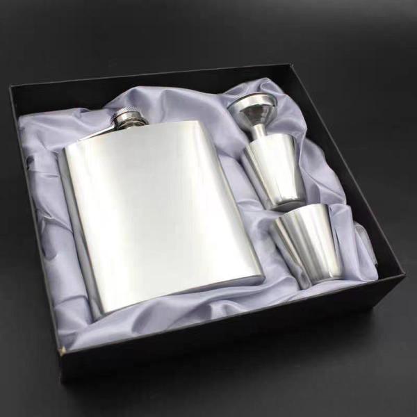 1.錆に強い高級ステンレスで作られるヒップフラスコです。壁が普通のスキットルより厚いから、寿命が長くなって表面も鏡面仕上げて使いやすいです。2.【容量】7oz オンス （約200ml） 【サイズ】17*18.5*4.5cm(キャップ部を除く...