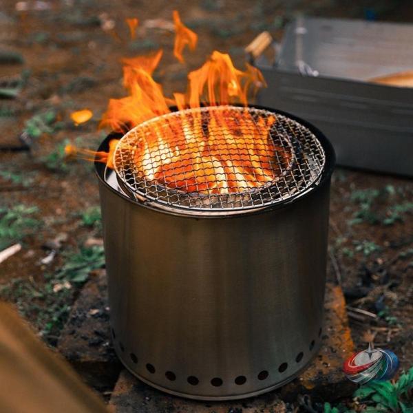 【商品説明】二次燃焼効果が高い為、通常燃焼時に起こりがちな白煙なども燃やし切り、煙が出にくく、火力も強い構造となっています【仕様(スペック)】33×34cm(外径×高さ）燃焼部サイズ：17×23cm(口径×深さ)収納サイズ35×35cmゴト...