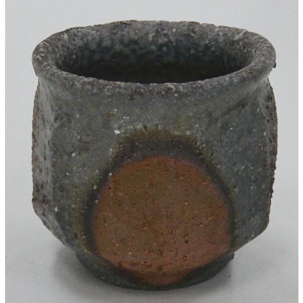 備前焼のぐい呑登り窯で焼成された作品で、窯変の焼上がりになっております。使えば使うほど味がでます！一味違う備前の器でお楽しみ下さい！◆サイズ　仕様 口径5.5ｃｍ×高5.2ｃｍ 紙箱・栞付付◆作家略歴赤毛敏男　(あかもとしお)日本工芸会正会...