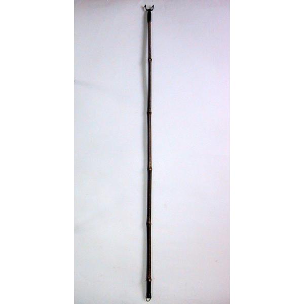 掛軸を掛けおろしに使う竹製矢筈です。