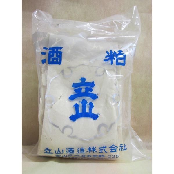 本年度分が入荷致しました。限定数の入荷ですので品切れの際はご容赦下さるようお願い致します。今期発売の清酒立山の酒粕（板粕）４kgです。香り高い板粕で、毎年人気の高い商品です。粕汁や甘酒等に使われる方も多く、お好きな方は焼いてそのまま食べられ...