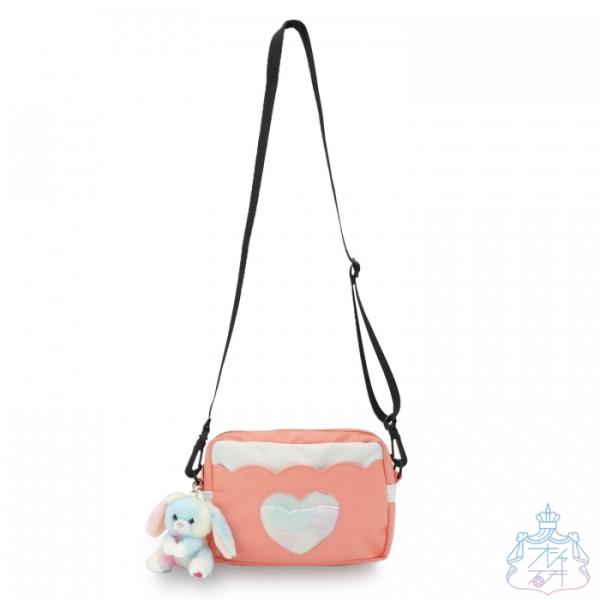 商品説明:スカラップ模様とクリアハート窓がおしゃれなショルダーバッグ。かわいいたれ耳ウサギのぬいぐるみチャーム付き♪■本体開閉部分：ダブルファスナー■外ポケット×1、内ポケット×1■ショルダーベルト：長さ調節可能■ぬいぐるみチャームは取り外...