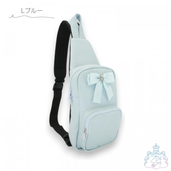 商品説明:リボンに十字架ハートのチャームが付いたかわいいボディバッグです。ゲーム機がスッポリ入っちゃいます☆ボディバッグだと両手が開いてお出かけの楽しさも倍増ですね！■本体開閉部分：ダブルファスナー■ファスナー付き外ポケット×1■肩紐調節可...