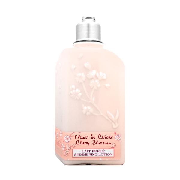 【ロクシタン チェリーブロッサム シマーリングボディミルク】肌にかすかなきらめき（パール感）が残るボディミルク。まるでそよ風に揺れるやわらかな香り。シアバター（保湿成分）による潤いのヴェールで肌をふわりとやさしく包みます。