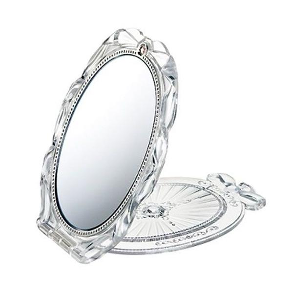 ヴィンテージなリボンのデザイン。スタンディングタイプのコンパクトミラーです。ヴィンテージミラーをイメージし、リボンの装飾が施されたコンパクトミラー。ふたの部分はヴィンテージコンパクトのラディアント（放射状）ライン、裏面はブリリアントカットを...