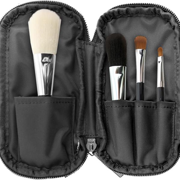 携帯に便利なサイズのブラシセット。メイクアップのために不可欠な4種のブラシをセットしました。
