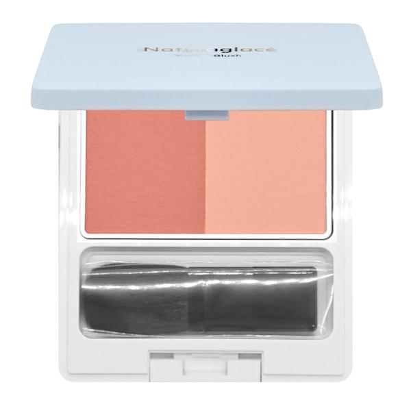 ナチュラグラッセ チークブラッシュN顔立ちさえも美しく。立体感を引き出す血色チークリアルな血色感を再現する、色×ツヤ×透明感エッセンスカラーとシアーカラーの2色セットのパウダーチーク。2色を混ぜて使うことで、肌になじみながら自然な血色感と立...